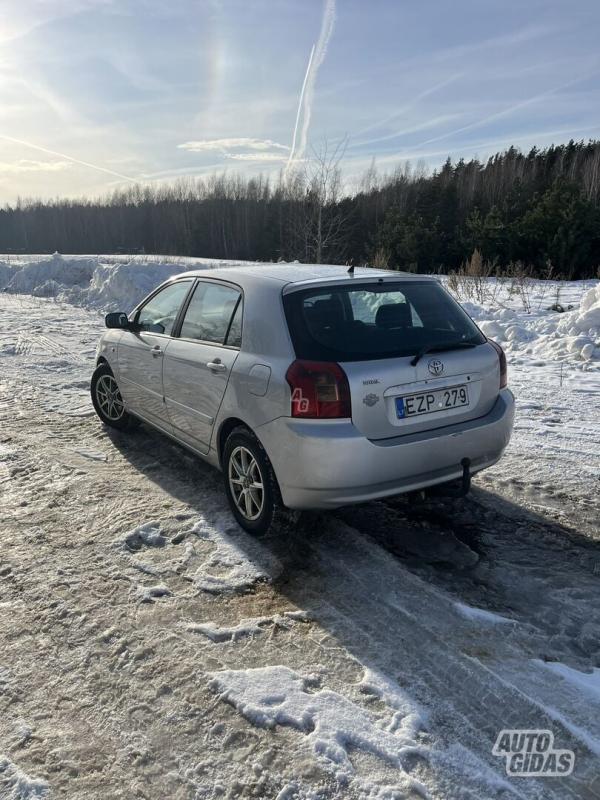 Pelēks Toyota Corolla 2004 Viļņa, ar dzinēja tilpumu 2.00 L un nobraukumu 329 tūkst. km par 1350 €, foto 4 vietnē AUTOMOTO.COM.LV