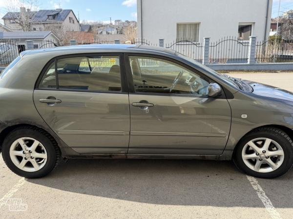 Pelēks Toyota Corolla 2004 Kauņa, ar dzinēja tilpumu 2.00 L un nobraukumu 256 tūkst. km par 1480 €, foto 5 vietnē AUTOMOTO.COM.LV