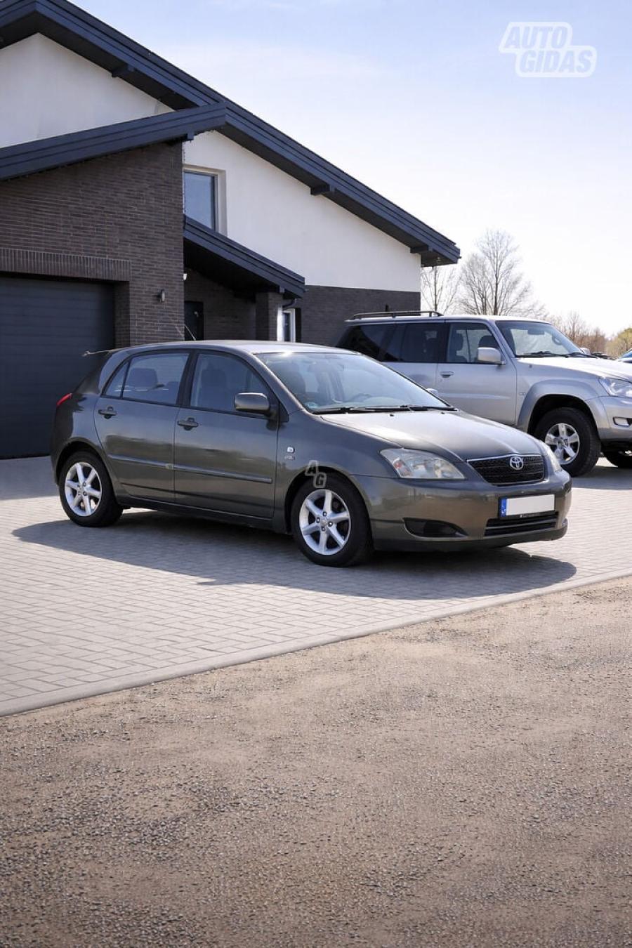 Pelēks Toyota Corolla 2004 Plungė, ar dzinēja tilpumu 2.00 L un nobraukumu 300 tūkst. km par 1600 €, foto 1 vietnē AUTOMOTO.COM.LV