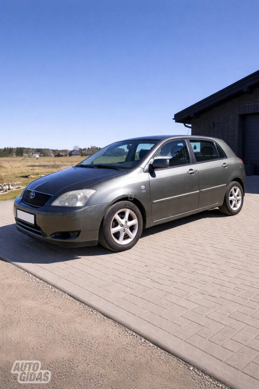 Pelēks Toyota Corolla 2004 Plungė, ar dzinēja tilpumu 2.00 L un nobraukumu 300 tūkst. km par 1600 €, foto 3 vietnē AUTOMOTO.COM.LV