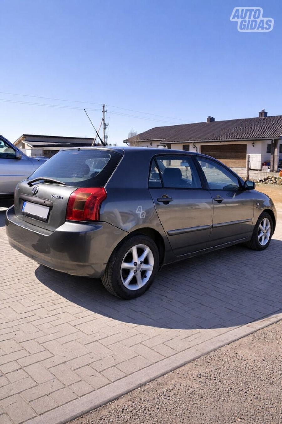 Pelēks Toyota Corolla 2004 Plungė, ar dzinēja tilpumu 2.00 L un nobraukumu 300 tūkst. km par 1600 €, foto 5 vietnē AUTOMOTO.COM.LV