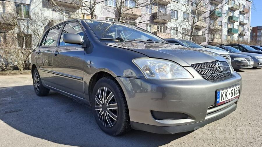 Pelēks Toyota Corolla 2004 Daugavpils, ar dzinēja tilpumu 2.00 L un nobraukumu 303 tūkst. km par 998 €, foto 1 vietnē AUTOMOTO.COM.LV