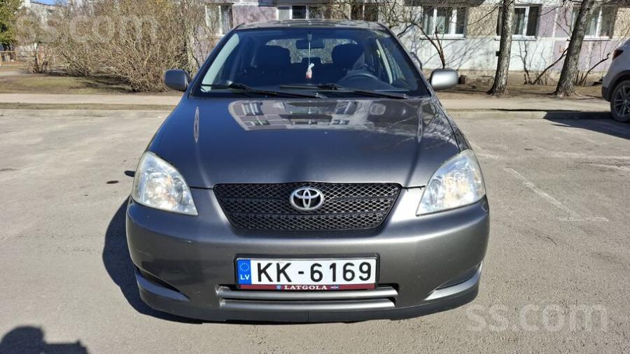 Pelēks Toyota Corolla 2004 Daugavpils, ar dzinēja tilpumu 2.00 L un nobraukumu 303 tūkst. km par 998 €, foto 3 vietnē AUTOMOTO.COM.LV