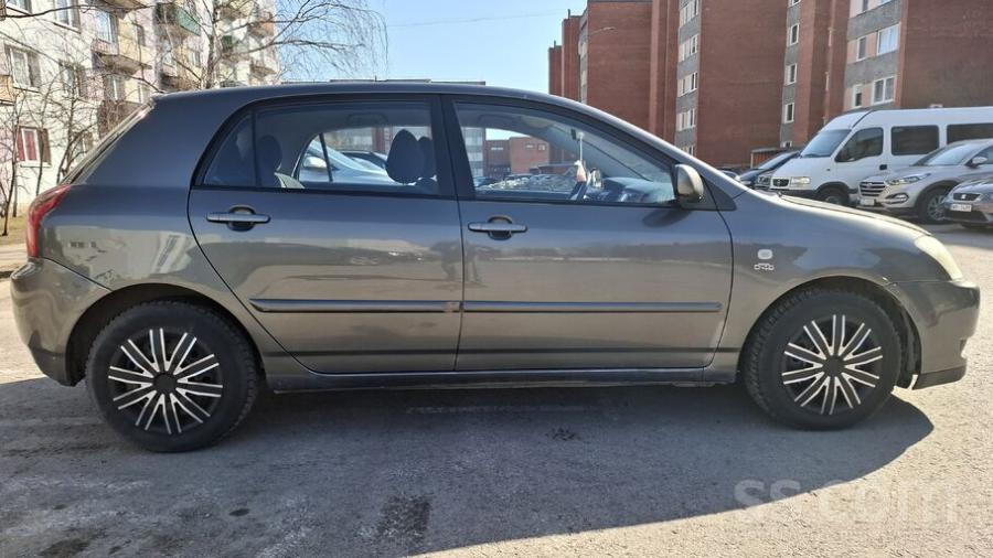 Pelēks Toyota Corolla 2004 Daugavpils, ar dzinēja tilpumu 2.00 L un nobraukumu 303 tūkst. km par 998 €, foto 5 vietnē AUTOMOTO.COM.LV