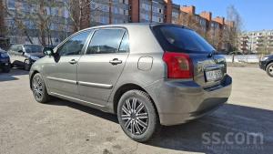 Pelēks Toyota Corolla 2004 Daugavpils, ar dzinēja tilpumu 2.00 L un nobraukumu 303 tūkst. km par 998 €, foto 9 vietnē AUTOMOTO.COM.LV