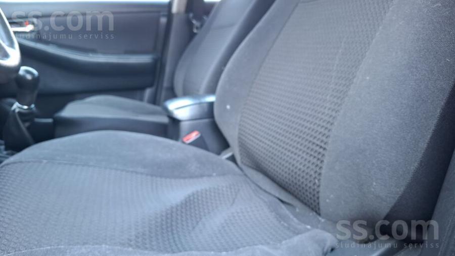 Pelēks Toyota Corolla 2004 Daugavpils, ar dzinēja tilpumu 2.00 L un nobraukumu 303 tūkst. km par 998 €, foto 19 vietnē AUTOMOTO.COM.LV