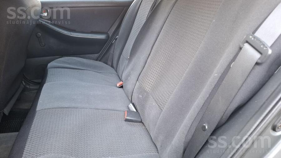 Pelēks Toyota Corolla 2004 Daugavpils, ar dzinēja tilpumu 2.00 L un nobraukumu 303 tūkst. km par 998 €, foto 24 vietnē AUTOMOTO.COM.LV