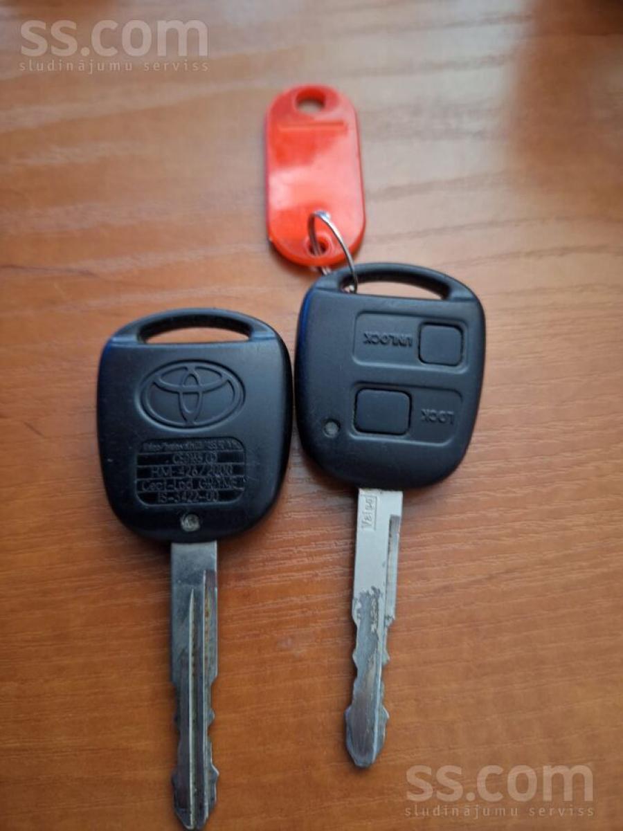 Pelēks Toyota Corolla 2004 Daugavpils, ar dzinēja tilpumu 2.00 L un nobraukumu 0 tūkst. km par 2050 €, foto 11 vietnē AUTOMOTO.COM.LV