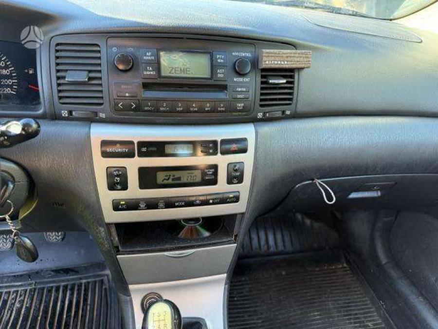 Pelēks Toyota Corolla 2004 Trakai, ar dzinēja tilpumu 2.00 L un nobraukumu 332 tūkst. km par 950 €, foto 11 vietnē AUTOMOTO.COM.LV