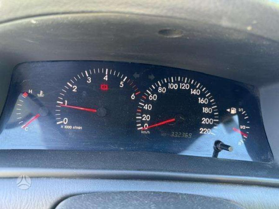 Pelēks Toyota Corolla 2004 Trakai, ar dzinēja tilpumu 2.00 L un nobraukumu 332 tūkst. km par 950 €, foto 12 vietnē AUTOMOTO.COM.LV