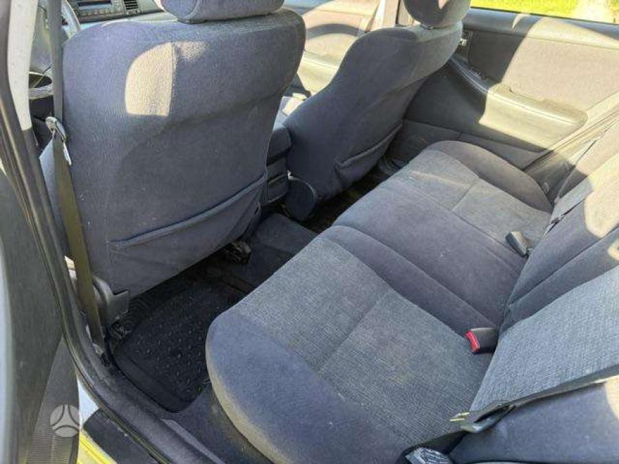 Pelēks Toyota Corolla 2004 Trakai, ar dzinēja tilpumu 2.00 L un nobraukumu 332 tūkst. km par 950 €, foto 13 vietnē AUTOMOTO.COM.LV