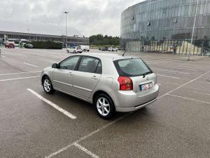 Pelēks Toyota Corolla 2004 Šauļi, ar dzinēja tilpumu 2.00 L un nobraukumu 91 tūkst. km par 2500 €, foto  vietnē AUTOMOTO.COM.LV
