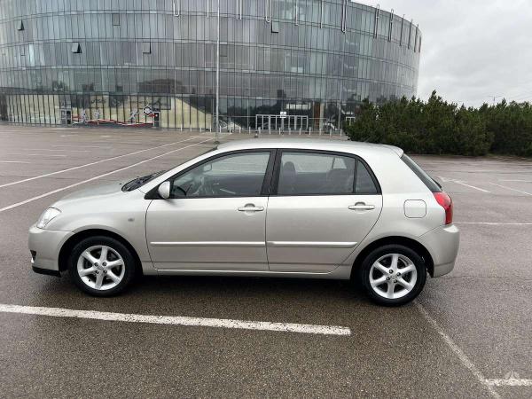 Grey Toyota Corolla 2004 in Siauliai, with an engine capacity of 2.00 L and mileage of 91 thousand km for 2500 €, photo 2 on AUTOMOTO.COM.LV