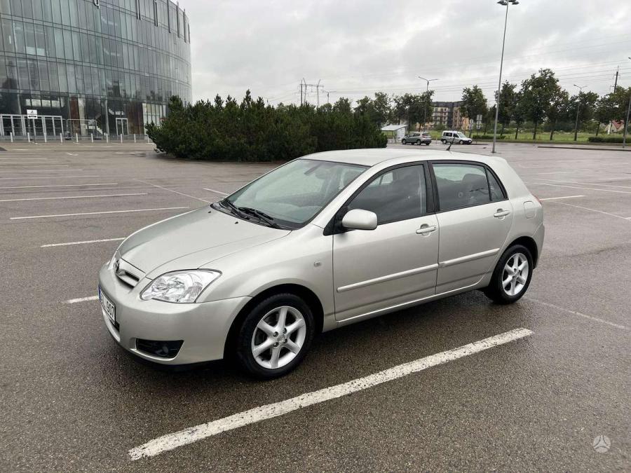 Pelēks Toyota Corolla 2004 Šauļi, ar dzinēja tilpumu 2.00 L un nobraukumu 91 tūkst. km par 2500 €, foto 4 vietnē AUTOMOTO.COM.LV