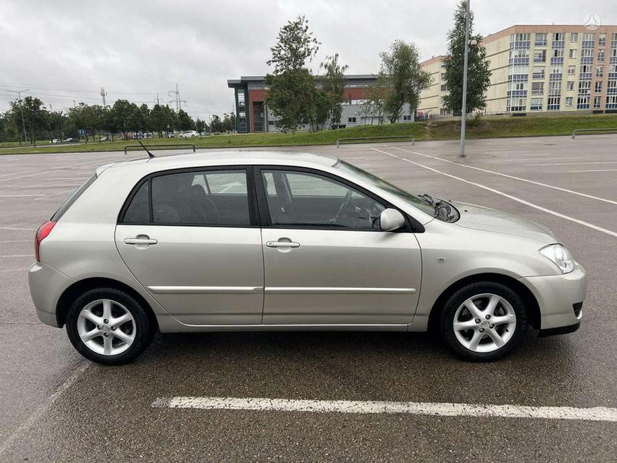 Pelēks Toyota Corolla 2004 Šauļi, ar dzinēja tilpumu 2.00 L un nobraukumu 91 tūkst. km par 2500 €, foto 7 vietnē AUTOMOTO.COM.LV