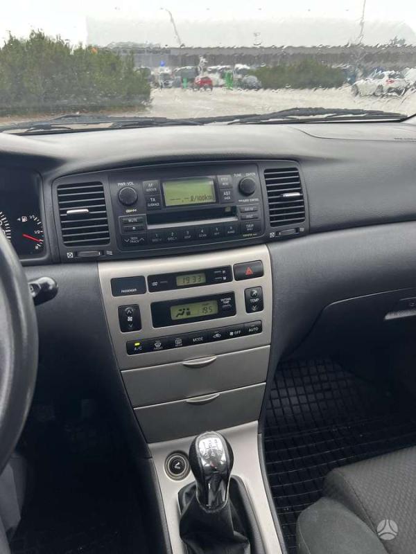 Grey Toyota Corolla 2004 in Siauliai, with an engine capacity of 2.00 L and mileage of 91 thousand km for 2500 €, photo 10 on AUTOMOTO.COM.LV