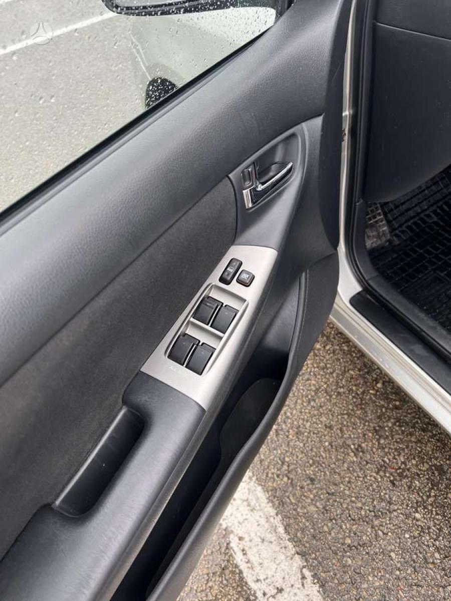 Pelēks Toyota Corolla 2004 Šauļi, ar dzinēja tilpumu 2.00 L un nobraukumu 91 tūkst. km par 2500 €, foto 12 vietnē AUTOMOTO.COM.LV