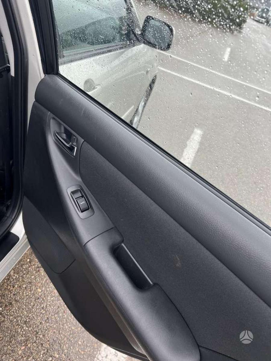 Pelēks Toyota Corolla 2004 Šauļi, ar dzinēja tilpumu 2.00 L un nobraukumu 91 tūkst. km par 2500 €, foto 13 vietnē AUTOMOTO.COM.LV
