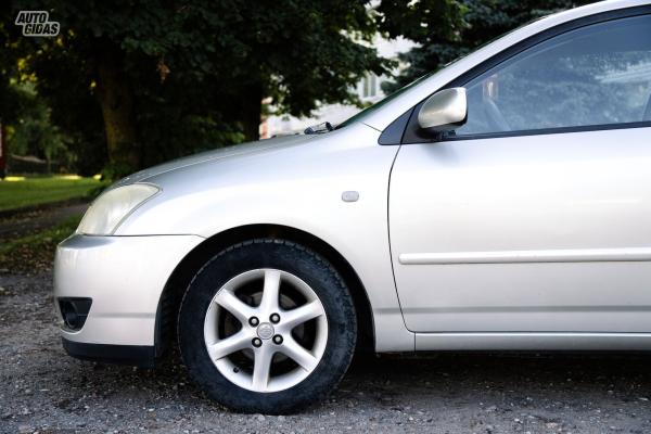 Pelēks Toyota Corolla 2004 Klaipėda, ar dzinēja tilpumu 1.60 L un nobraukumu 250 tūkst. km par 1600 €, foto 4 vietnē AUTOMOTO.COM.LV