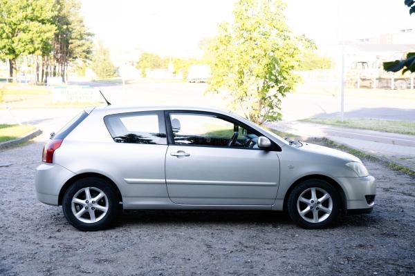 Pelēks Toyota Corolla 2004 Klaipėda, ar dzinēja tilpumu 1.60 L un nobraukumu 250 tūkst. km par 1600 €, foto 8 vietnē AUTOMOTO.COM.LV