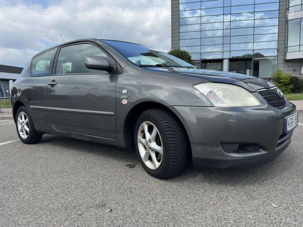 Pelēks Toyota Corolla 2004 Viļņa, ar dzinēja tilpumu 2.00 L un nobraukumu 251 tūkst. km par 1150 €, foto 2 vietnē AUTOMOTO.COM.LV