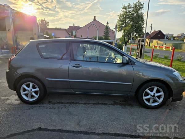 Grey Toyota Corolla 2004 in Daugavpils, with an engine capacity of 2.00 L and mileage of 323 thousand km for 750 €, photo 2 on AUTOMOTO.COM.LV