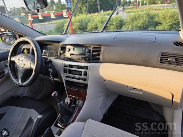 Grey Toyota Corolla 2004 in Daugavpils, with an engine capacity of 2.00 L and mileage of 323 thousand km for 750 €, photo 3 on AUTOMOTO.COM.LV
