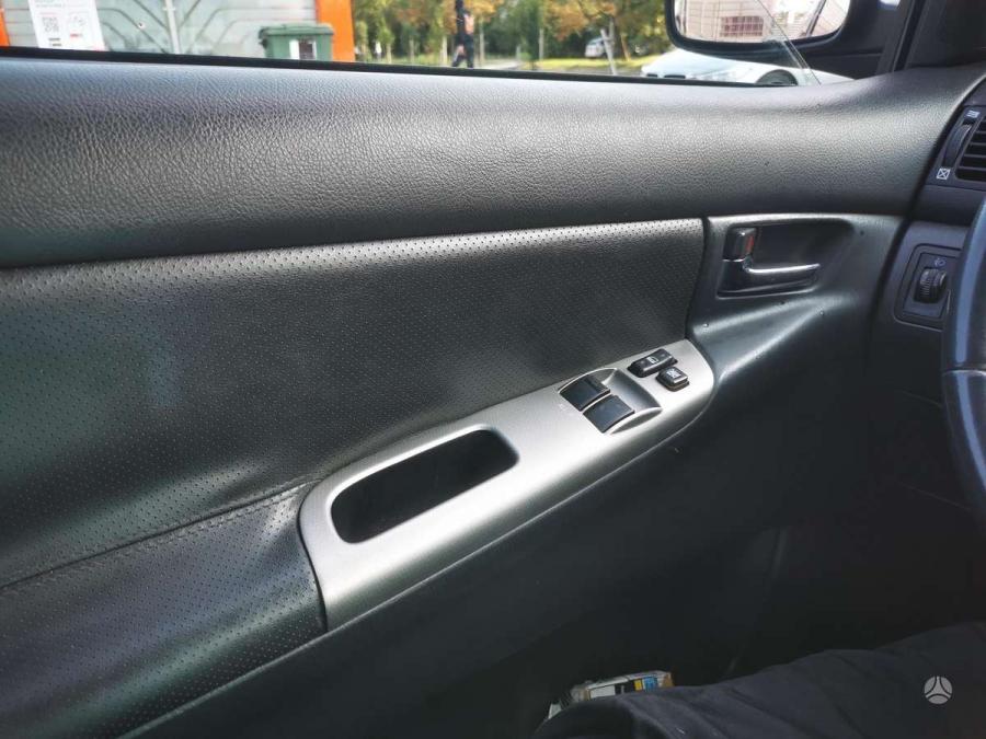 Pelēks Toyota Corolla 2004 Viļņa, ar dzinēja tilpumu 1.80 L un nobraukumu 93 tūkst. km par 3450 €, foto 24 vietnē AUTOMOTO.COM.LV