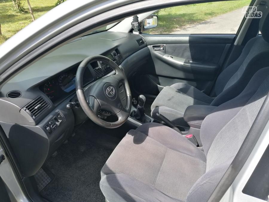 Grey Toyota Corolla 2004 in Moletai, with an engine capacity of 2.00 L and mileage of 281 thousand km for 1200 €, photo 10 on AUTOMOTO.COM.LV