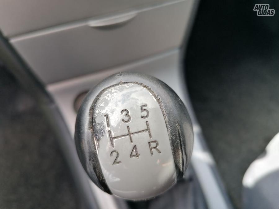 Grey Toyota Corolla 2004 in Moletai, with an engine capacity of 2.00 L and mileage of 281 thousand km for 1200 €, photo 15 on AUTOMOTO.COM.LV