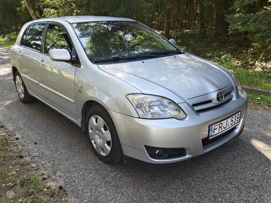 Pelēks Toyota Corolla 2004 Viļņa, ar dzinēja tilpumu 2.00 L un nobraukumu 350 tūkst. km par 950 €, foto 1 vietnē AUTOMOTO.COM.LV
