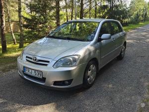 Pelēks Toyota Corolla 2004 Viļņa, ar dzinēja tilpumu 2.00 L un nobraukumu 350 tūkst. km par 950 €, foto 3 vietnē AUTOMOTO.COM.LV