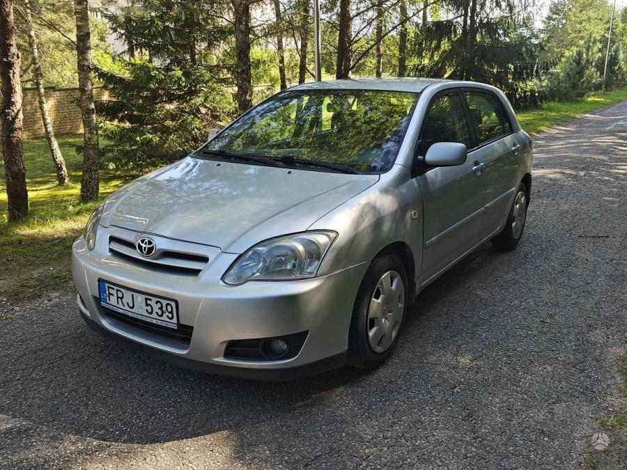 Pelēks Toyota Corolla 2004 Viļņa, ar dzinēja tilpumu 2.00 L un nobraukumu 350 tūkst. km par 950 €, foto 3 vietnē AUTOMOTO.COM.LV