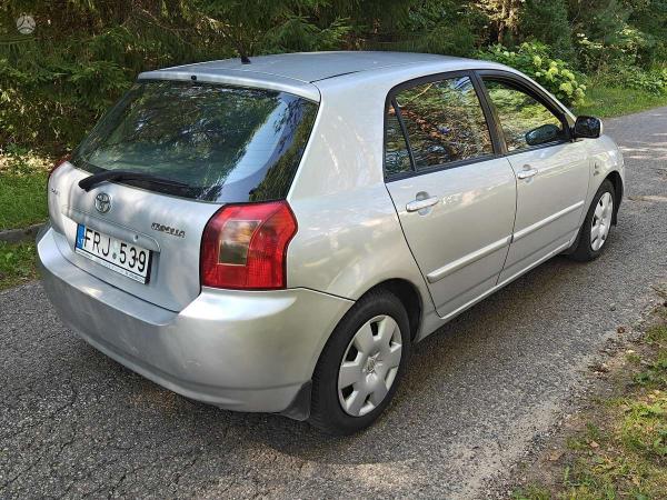 Pelēks Toyota Corolla 2004 Viļņa, ar dzinēja tilpumu 2.00 L un nobraukumu 350 tūkst. km par 950 €, foto 3 vietnē AUTOMOTO.COM.LV