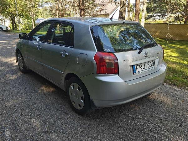 Pelēks Toyota Corolla 2004 Viļņa, ar dzinēja tilpumu 2.00 L un nobraukumu 350 tūkst. km par 950 €, foto 4 vietnē AUTOMOTO.COM.LV