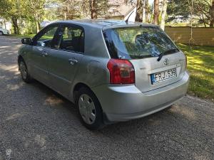 Pelēks Toyota Corolla 2004 Viļņa, ar dzinēja tilpumu 2.00 L un nobraukumu 350 tūkst. km par 950 €, foto 5 vietnē AUTOMOTO.COM.LV