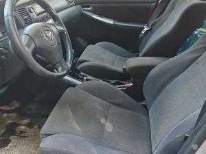 Pelēks Toyota Corolla 2004 Viļņa, ar dzinēja tilpumu 2.00 L un nobraukumu 350 tūkst. km par 950 €, foto 6 vietnē AUTOMOTO.COM.LV