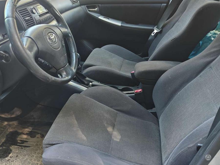 Pelēks Toyota Corolla 2004 Viļņa, ar dzinēja tilpumu 2.00 L un nobraukumu 350 tūkst. km par 950 €, foto 6 vietnē AUTOMOTO.COM.LV