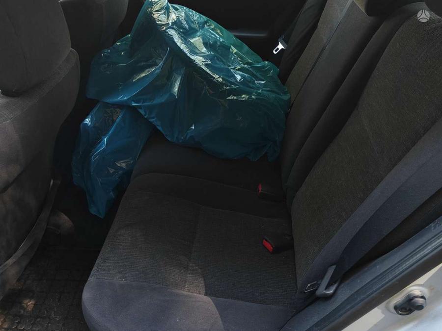 Pelēks Toyota Corolla 2004 Viļņa, ar dzinēja tilpumu 2.00 L un nobraukumu 350 tūkst. km par 950 €, foto 8 vietnē AUTOMOTO.COM.LV
