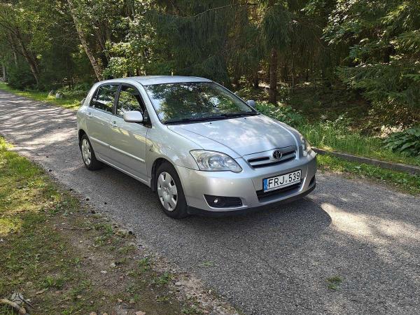 Pelēks Toyota Corolla 2004 Viļņa, ar dzinēja tilpumu 2.00 L un nobraukumu 350 tūkst. km par 950 €, foto 9 vietnē AUTOMOTO.COM.LV