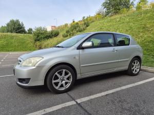 Pelēks Toyota Corolla 2004 Viļņa, ar dzinēja tilpumu 2.00 L un nobraukumu 266 tūkst. km par 1200 €, foto 3 vietnē AUTOMOTO.COM.LV