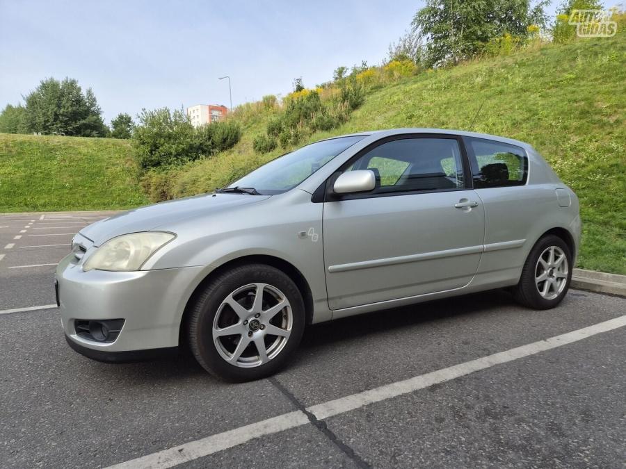 Pelēks Toyota Corolla 2004 Viļņa, ar dzinēja tilpumu 2.00 L un nobraukumu 266 tūkst. km par 1200 €, foto 3 vietnē AUTOMOTO.COM.LV