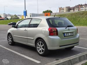 Pelēks Toyota Corolla 2004 Viļņa, ar dzinēja tilpumu 2.00 L un nobraukumu 266 tūkst. km par 1200 €, foto 5 vietnē AUTOMOTO.COM.LV
