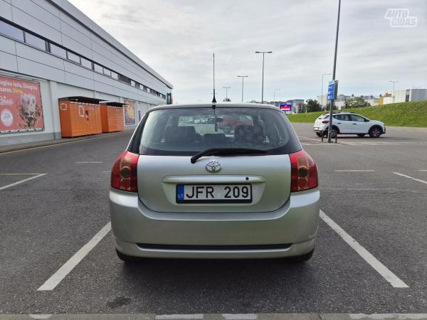 Pelēks Toyota Corolla 2004 Viļņa, ar dzinēja tilpumu 2.00 L un nobraukumu 266 tūkst. km par 1200 €, foto 5 vietnē AUTOMOTO.COM.LV