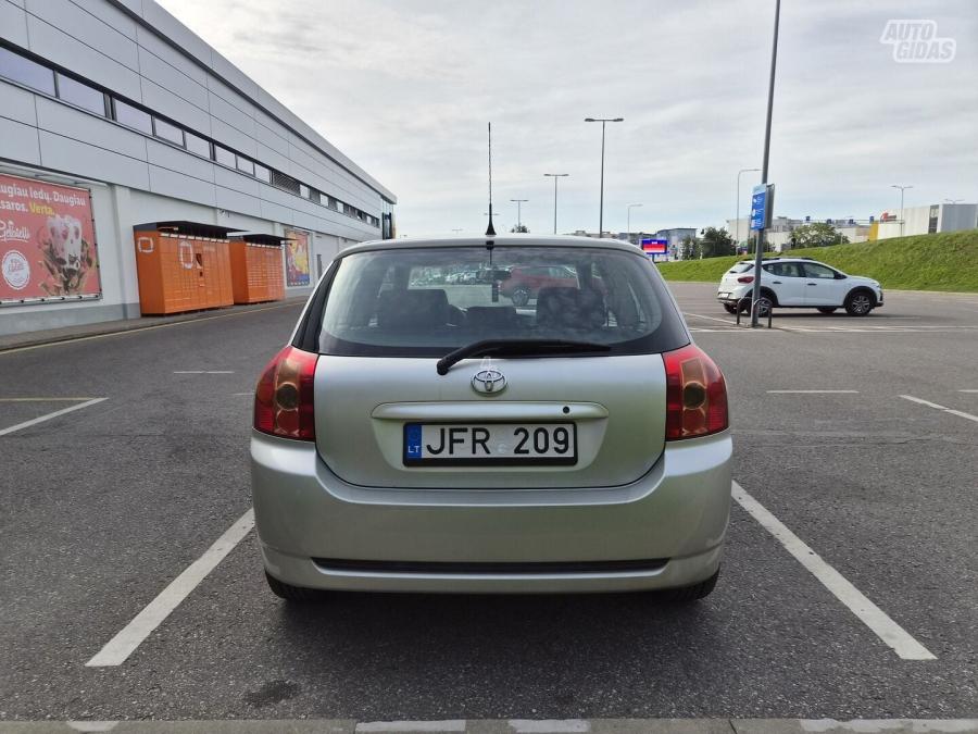 Pelēks Toyota Corolla 2004 Viļņa, ar dzinēja tilpumu 2.00 L un nobraukumu 266 tūkst. km par 1200 €, foto 6 vietnē AUTOMOTO.COM.LV