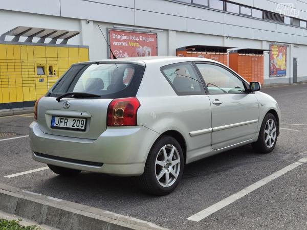 Pelēks Toyota Corolla 2004 Viļņa, ar dzinēja tilpumu 2.00 L un nobraukumu 266 tūkst. km par 1200 €, foto 6 vietnē AUTOMOTO.COM.LV