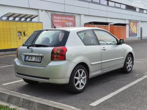 Pelēks Toyota Corolla 2004 Viļņa, ar dzinēja tilpumu 2.00 L un nobraukumu 266 tūkst. km par 1200 €, foto 7 vietnē AUTOMOTO.COM.LV