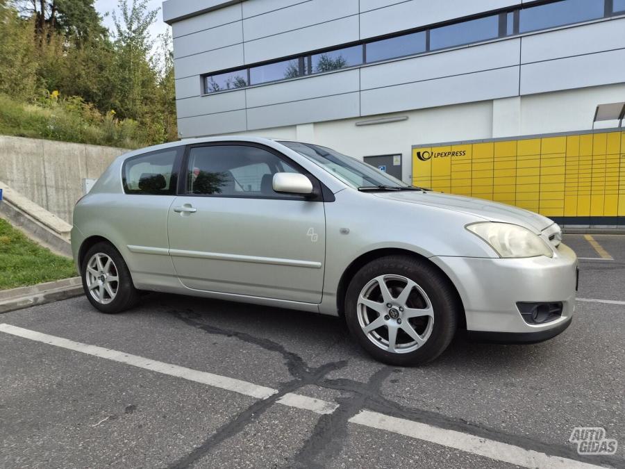 Pelēks Toyota Corolla 2004 Viļņa, ar dzinēja tilpumu 2.00 L un nobraukumu 266 tūkst. km par 1200 €, foto 9 vietnē AUTOMOTO.COM.LV