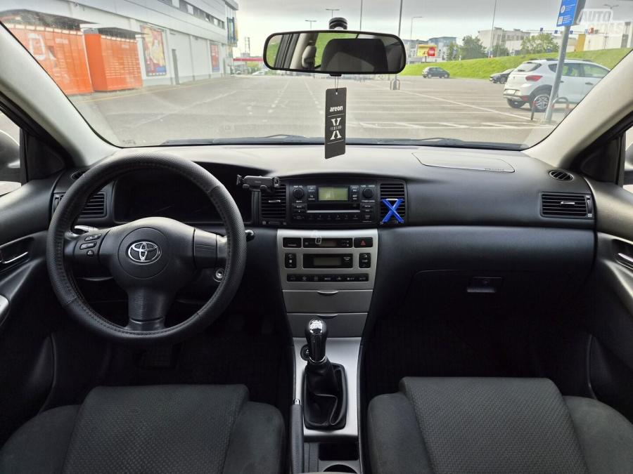 Pelēks Toyota Corolla 2004 Viļņa, ar dzinēja tilpumu 2.00 L un nobraukumu 266 tūkst. km par 1200 €, foto 15 vietnē AUTOMOTO.COM.LV