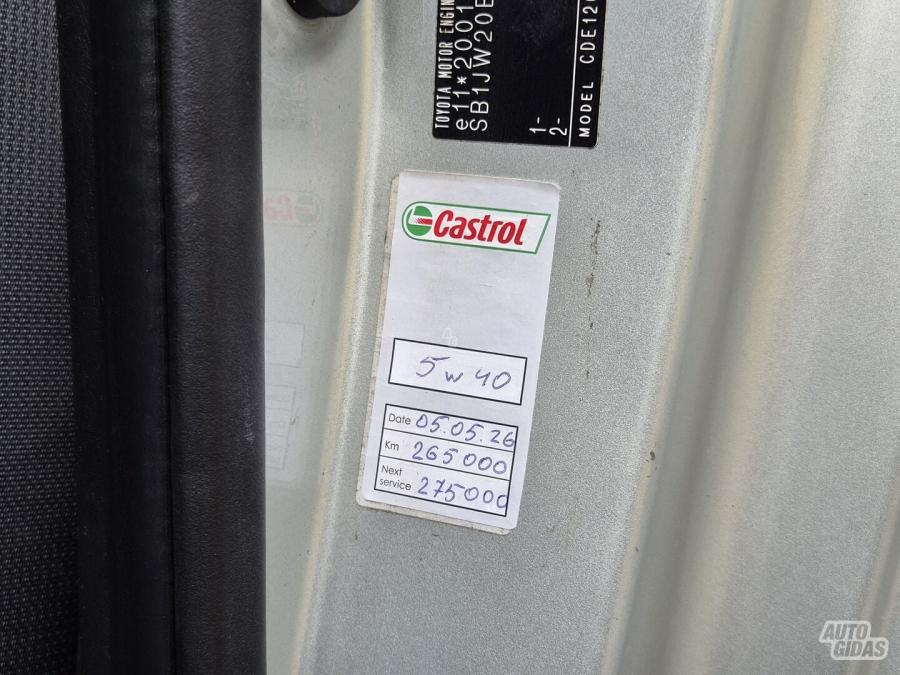 Pelēks Toyota Corolla 2004 Viļņa, ar dzinēja tilpumu 2.00 L un nobraukumu 266 tūkst. km par 1200 €, foto 24 vietnē AUTOMOTO.COM.LV